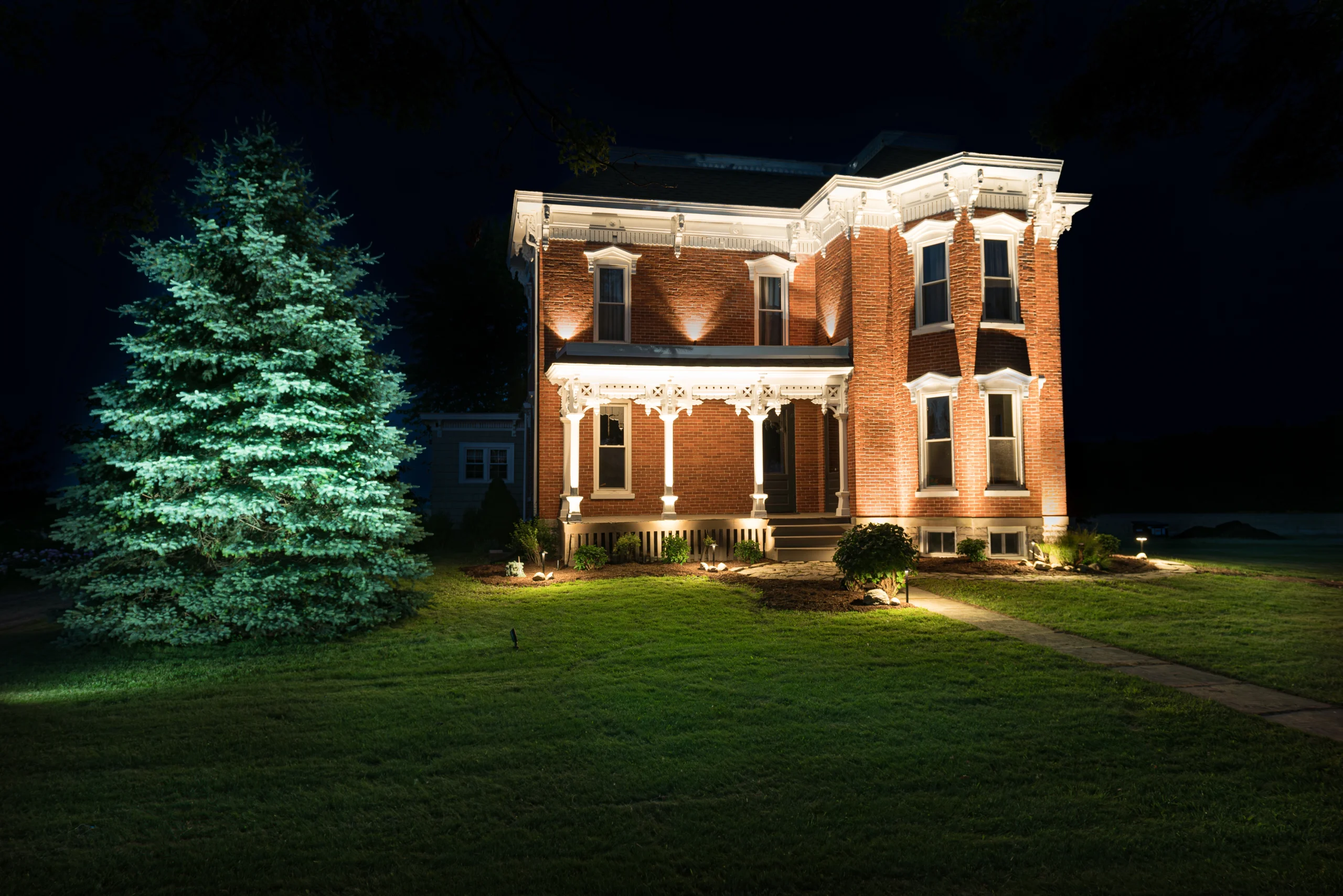 🌟 Free Guide: How to Install Professional-Quality Landscape Lighting